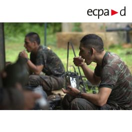 ImagesDéfense - Des stagiaires mangent leur ration alimentaire au ...