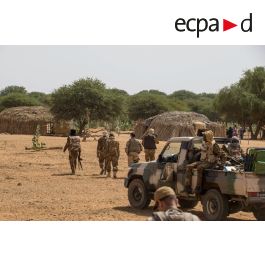 ImagesDéfense - Des soldats maliens accompagnés des militaires du ...