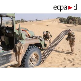 ImagesDéfense - Des soldats disposent des plaques PSP pour le ...