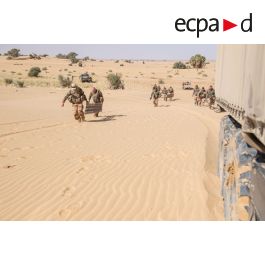 ImagesDéfense - Des soldats déploient des plaques PSP pour désensabler ...