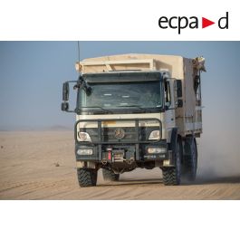 ImagesDéfense - Un camion Mercedes Atego progresse sur l'axe Berliet ...