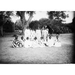 ImagesDéfense - [Portrait de groupe de femmes malgaches.]