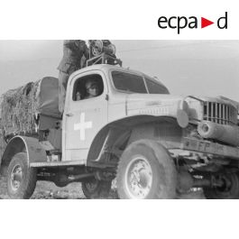 ImagesDéfense - Deux soldats manoeuvrent un treuil installé sur un ...