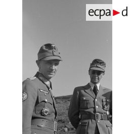 ImagesDéfense - Josef Terboven discute avec un groupe d'officiers dont ...