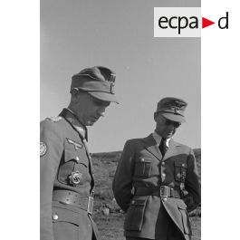 ImagesDéfense - Josef Terboven discute avec un groupe d'officiers dont ...