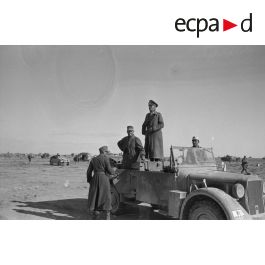 ImagesDéfense - Les généraux Erwin Rommel et Alfred Gause scrutent l ...