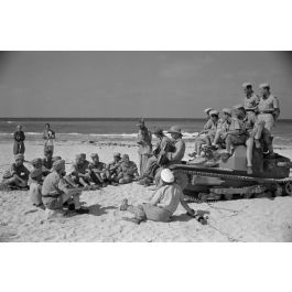 ImagesDéfense - Sur une plage d'Egypte (El Quasaba), des membres de la ...