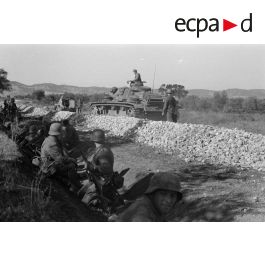 ImagesDéfense - Fantassins allemands en attente d'une offensive, le ...