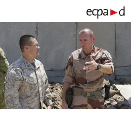 ImagesDéfense - Le lieutenant-colonel Gaspar s'entretient avec le major ...