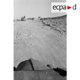 ImagesDéfense - Une colonne de véhicules roule sur la via Balbia, elle ...