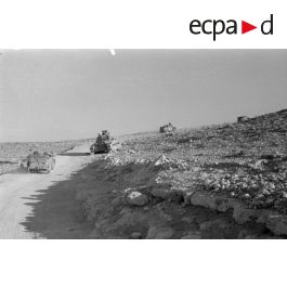 ImagesDéfense - Une colonne de véhicules roule sur la via Balbia, elle ...