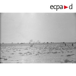 ImagesDéfense - Vue ensemble du champ de bataille avec des chars de la ...