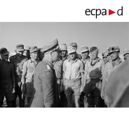 ImagesDéfense - Le général Erwin Rommel échange avec les soldats et se ...