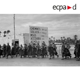 ImagesDéfense - La colonne de prisonniers britanniques passe sous un ...
