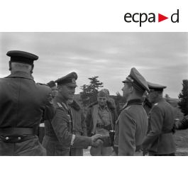 ImagesDéfense - Le général (Generalmajor) Alfred Gause serre la main d ...