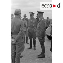 ImagesDéfense - Le général (Generalmajor) Alfred Gause salue le général ...