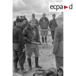 ImagesDéfense - Le général Ettore Bastico, une pioche à la main ...