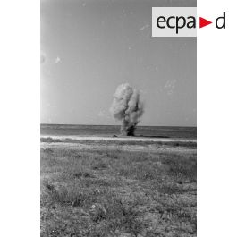 ImagesDéfense - Une explosion de pierre pour la réfection d'une route.