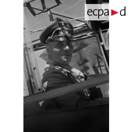 ImagesDéfense - Le maréchal (Generalfeldmarschall) Erwin Rommel se dirige vers un avion Fi-156 ...