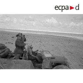 ImagesDéfense - Rommel à bord d'une voiture Kfz-16 sur le terrain.