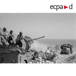 ImagesDéfense - Un canon de 2 cm Flak.38 installé sur une voiture Horch ...