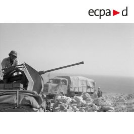 ImagesDéfense - Un canon de 2 cm Flak.38 installé sur une voiture Horch ...