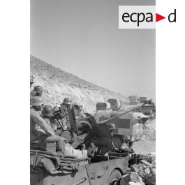 ImagesDéfense - Un canon de 2 cm Flak.38 installé sur une voiture Horch ...