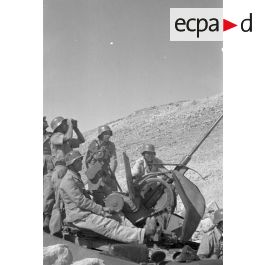 ImagesDéfense - Un canon de 2 cm Flak.38 installé sur une voiture Horch ...