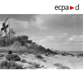 ImagesDéfense - Des débris d'un avion en feu près d'un drapeau de la ...