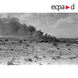 ImagesDéfense - Des débris d'un avion en feu près d'un drapeau de la ...