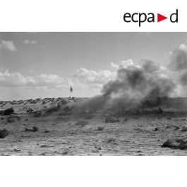 ImagesDéfense - Des débris d'un avion en feu près d'un drapeau de la ...