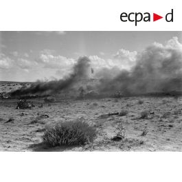 ImagesDéfense - Des débris d'un avion en feu près d'un drapeau de la ...