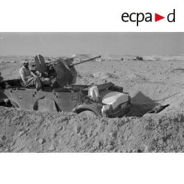 ImagesDéfense - Un camion Horch Kfz-18 armé d'un canon de 2 cm FlaK 38.
