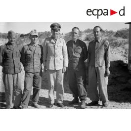 ImagesDéfense - Le colonel (Oberst) Westphal en compagnie des membres ...