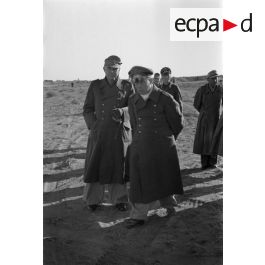 ImagesDéfense - Les maréchaux Rommel et Kesselring discutent, derrière ...