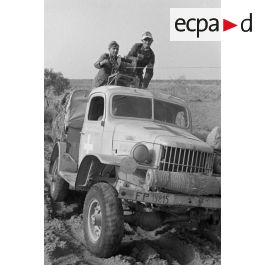 ImagesDéfense - Deux soldats manoeuvrent un treuil installé sur un ...