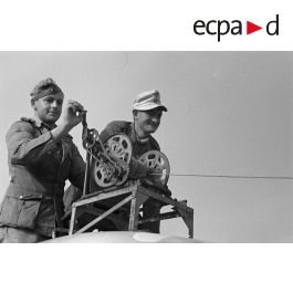 ImagesDéfense - Deux soldats manoeuvrent un treuil installé sur un ...