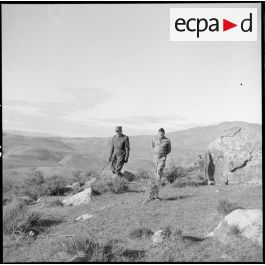 ImagesDéfense - Le général Dufour visite la mechta Chorfa.