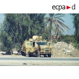ImagesDéfense - Un soldat irakien est en faction devant un véhicule ...