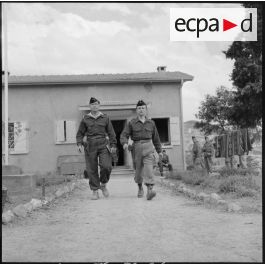 ImagesDéfense - Le capitaine commandant la 2e compagnie du 20e RD ...