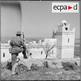 ImagesDéfense - Soldat du 2e RD (régiment de dragons) en poste d'observation devant une mosquée ...