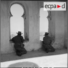 ImagesDéfense - Soldats du 2e RD (régiment de dragons) en poste d'observation dans une mosquée ...