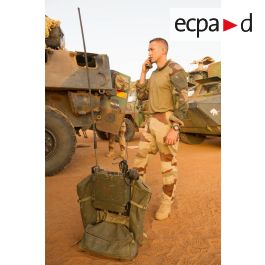 ImagesDéfense - Un opérateur radio vérifie le bon fonctionnement de son ...