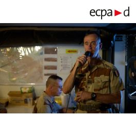 ImagesDéfense - Le colonel Hubert Goupil dirige un briefing au centre ...