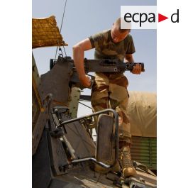 ImagesDéfense - Un pilote monte une mitrailleuse Browning M2 sur la ...