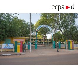 ImagesDéfense - Portail d'entrée de la caserne Boubacar Sada Sy sur le camp de Koulikoro, au Mali.