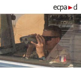 ImagesDéfense - Le sergent Jérémie contrôle le périmètre depuis la tour ...