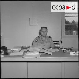 ImagesDéfense - Le général Beaufre commandant de la 2e DIMo dans son ...