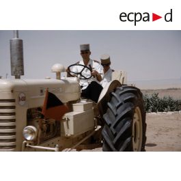 ImagesDéfense - Fort Flatters. Lieutenant Rœlly sur son tracteur qui ...