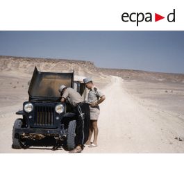 ImagesDéfense - Jeep en panne. Environs de Fort Flatters. [légende d ...